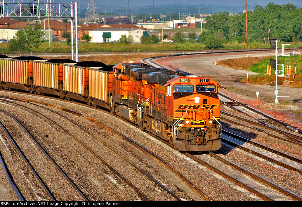 BNSF 5821 Leads C-NAMCSC0-04